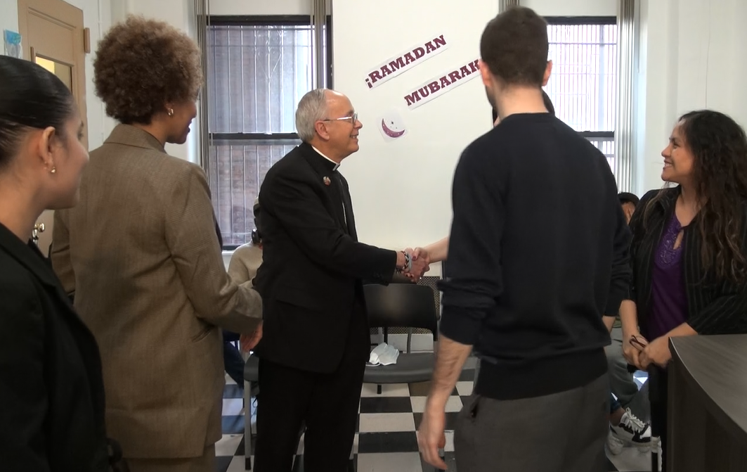 El obispo Mark Seitz visitó las oficinas de Caridades Católicas en la ...